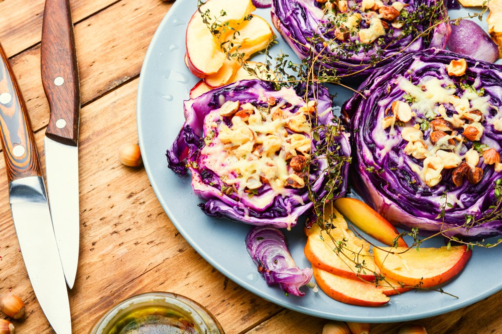 Gebackener Rotkohl mit Haselnüssen - Edeka Nientied